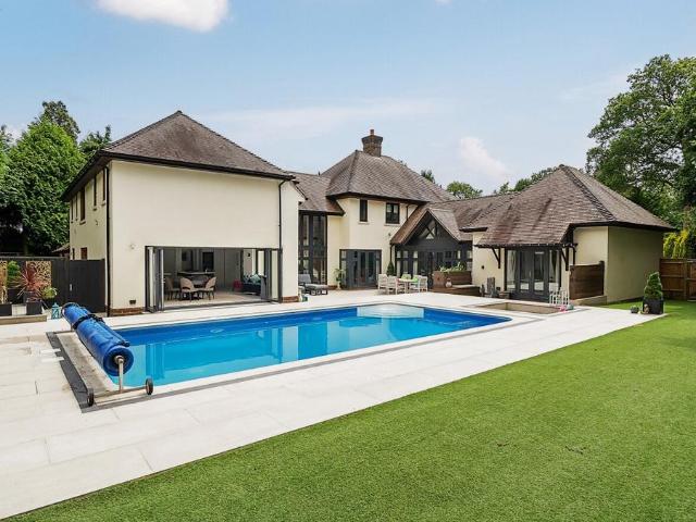 7 bedroom detached house to rent
