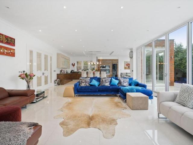 7 bedroom detached house to rent