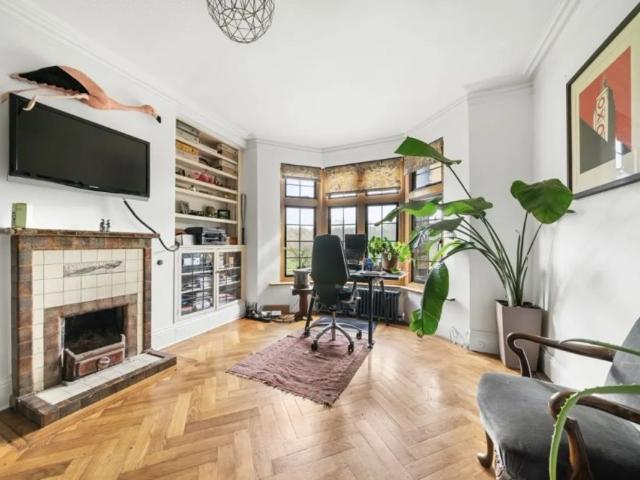 7 bedroom detached house to rent