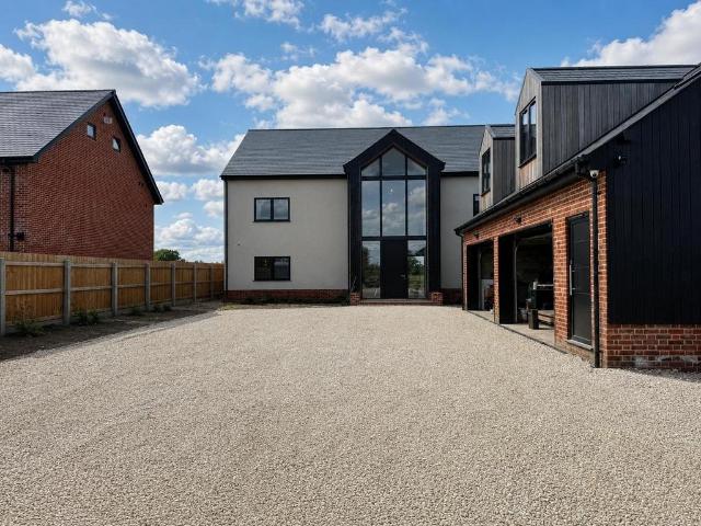 7 bedroom detached house to rent