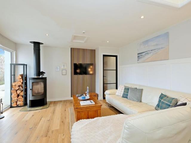 7 bedroom detached house to rent