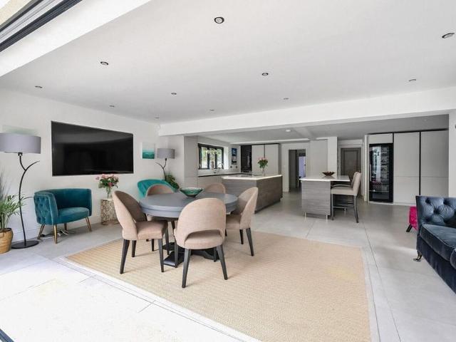 7 bedroom detached house to rent