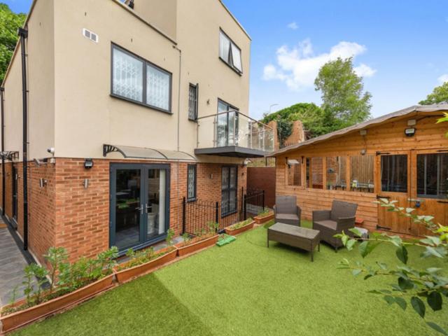 7 bedroom detached house to rent
