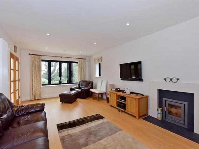 7 bedroom detached house to rent