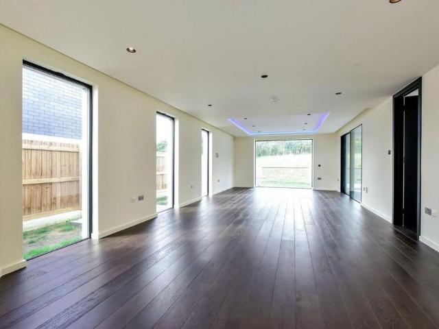 7 bedroom detached house to rent
