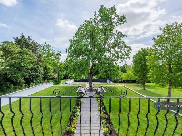 7 bedroom detached house to rent