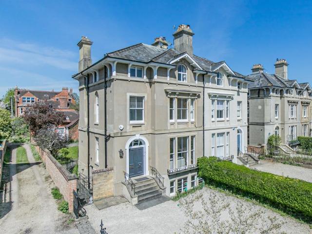 7 bedroom detached house to rent