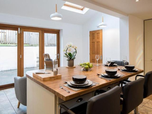 7 bedroom detached house to rent