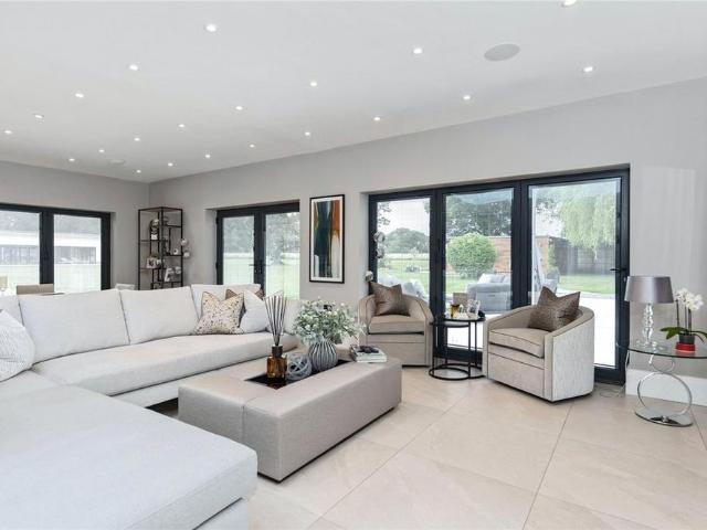 7 bedroom detached house to rent