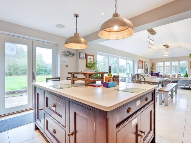 7 bedroom detached house to rent