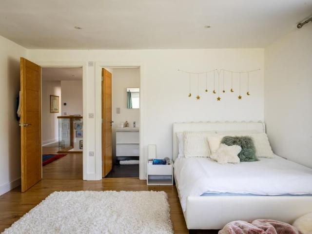 7 bedroom detached house to rent