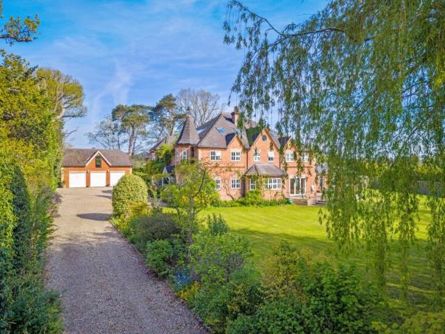 7 bedroom detached house to rent