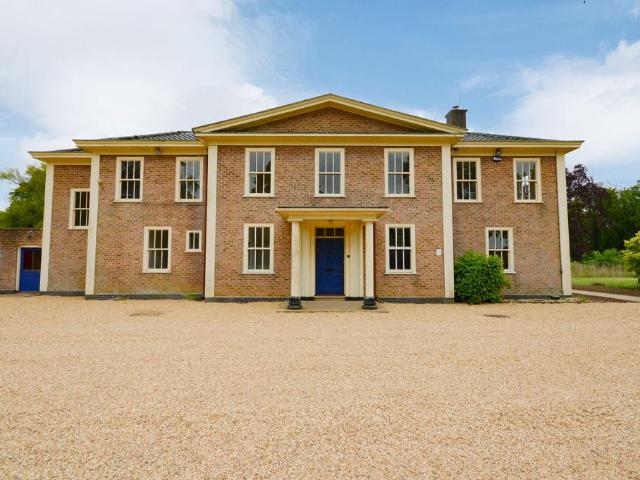 7 bedroom detached house to rent