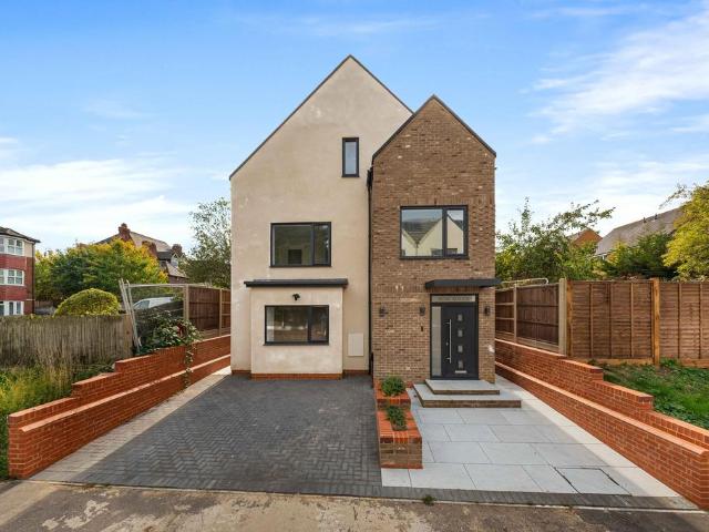 7 bedroom detached house to rent
