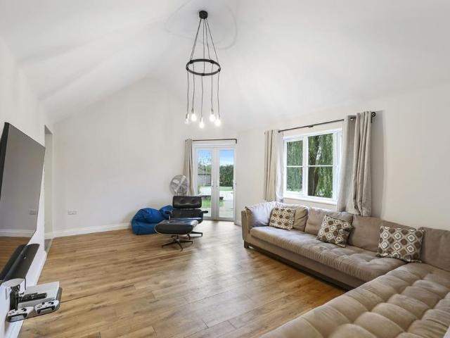 7 bedroom detached house to rent