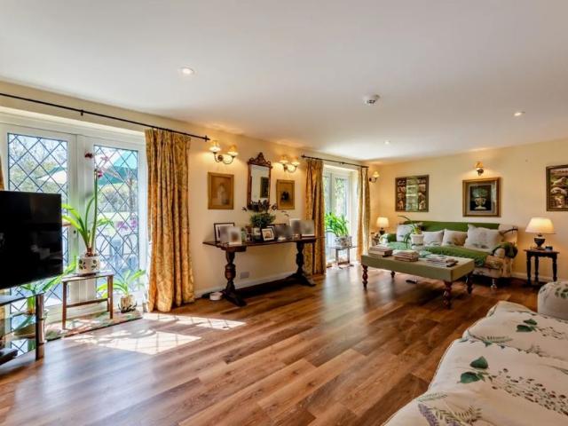 7 bedroom detached house to rent