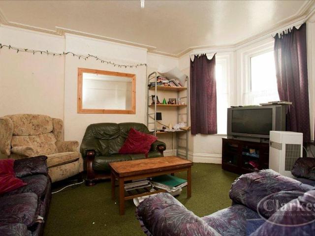 7 bedroom detached house to rent