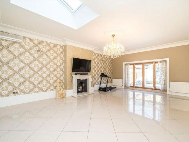 7 bedroom detached house to rent