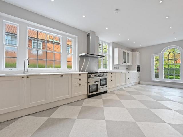 7 bedroom detached house to rent
