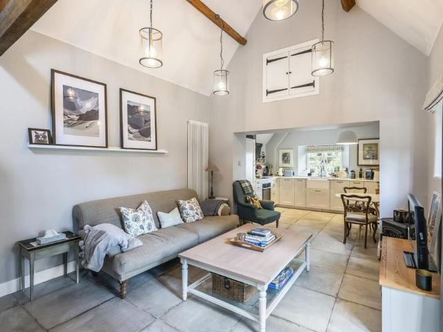 7 bedroom detached house to rent