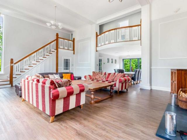 7 bedroom detached house to rent