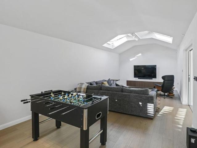 7 bedroom detached house to rent