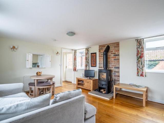 7 bedroom detached house to rent