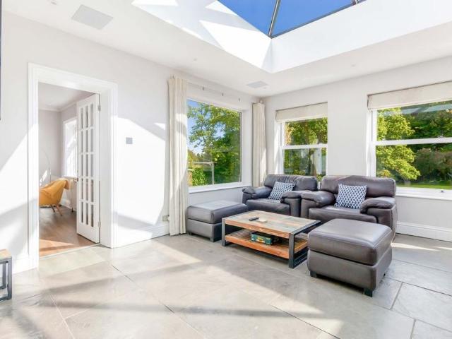 7 bedroom detached house to rent