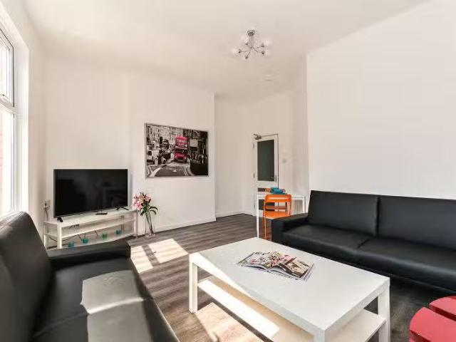 7 bedroom end of terrace house for rent in Ferndale Road, Live.