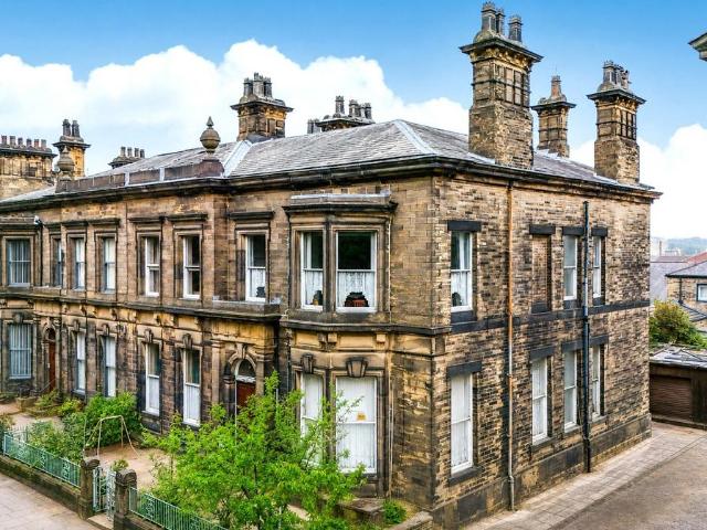 7 bedroom end of terrace house for sale