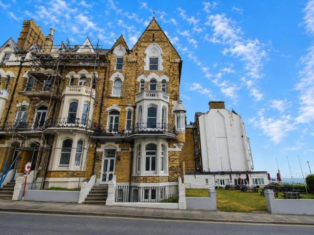 7 bedroom end of terrace house for sale