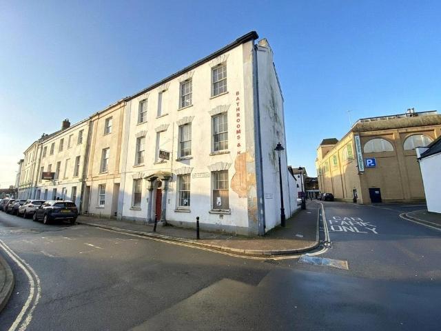 7 bedroom end of terrace house for sale