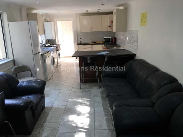 7 bedroom end of terrace house to rent