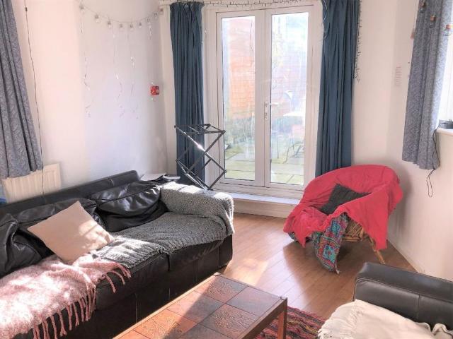 7 bedroom end of terrace house to rent