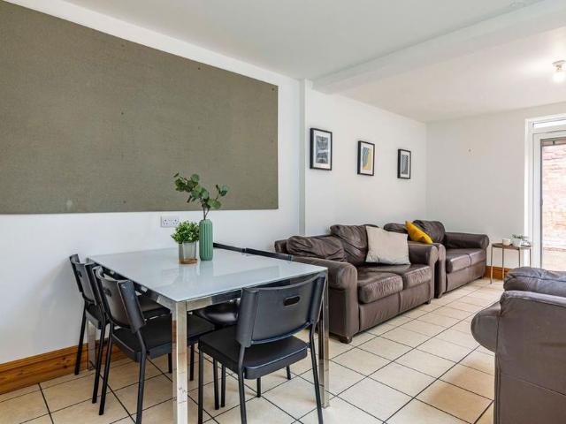 7 bedroom end of terrace house to rent