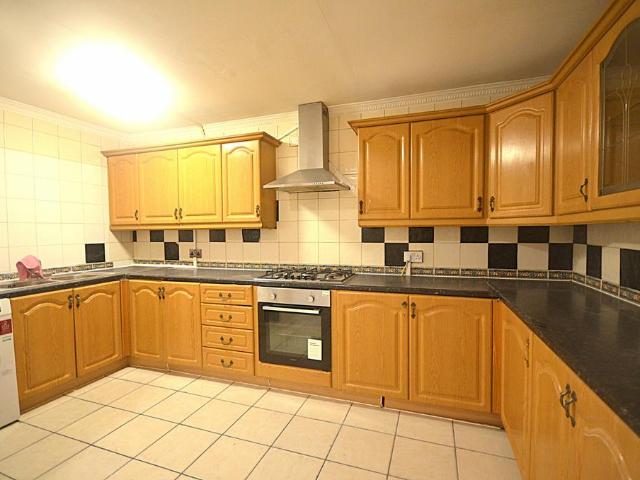 7 bedroom end of terrace house to rent
