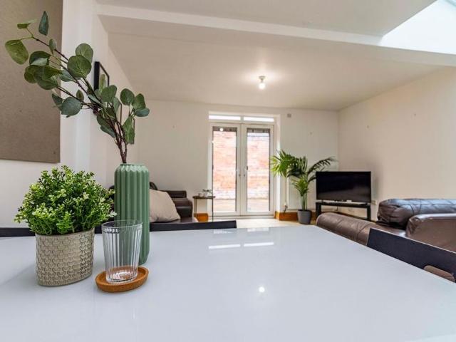 7 bedroom end of terrace house to rent