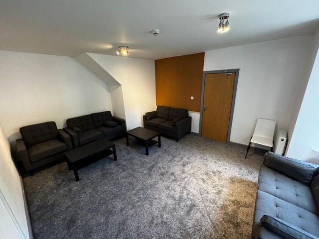 7 bedroom end of terrace house to rent