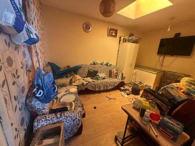 7 bedroom end of terrace house to rent