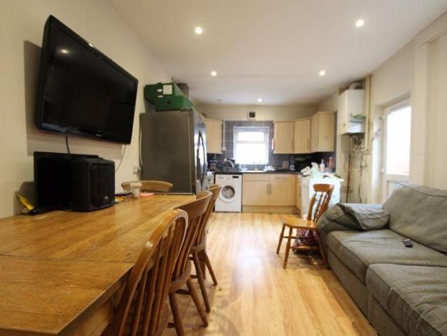 7 bedroom end of terrace house to rent