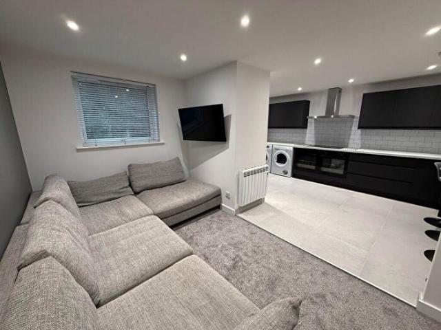 7 Bedroom Flat To Rent In Flat Aston Court, Dunkirk, East Midlands, NG7
