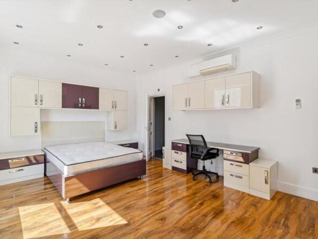 7 bedroom flat for rent in Gloucester Square, London W2