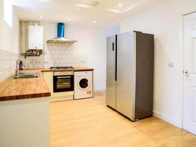 7 Bedroom House Beeston East Midlands 99758006