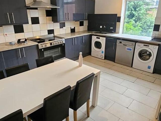 7 bedroom house in Leeds