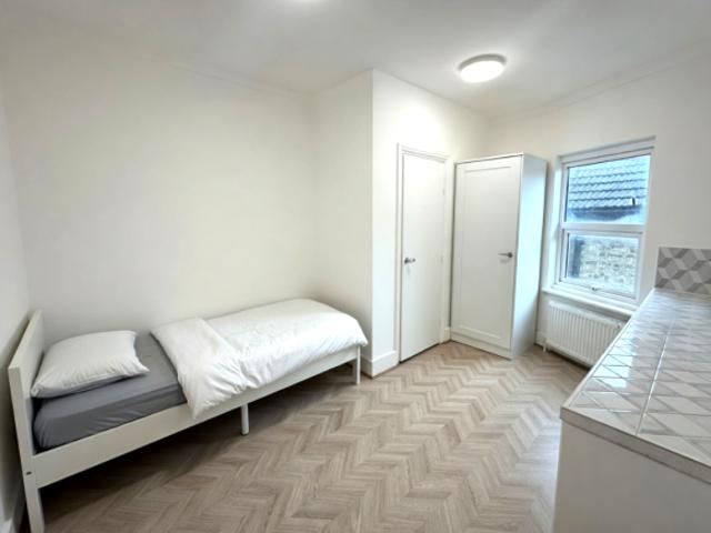 7 bedroom house of multiple occupation for rent in High Street, Sutton, London, SM1