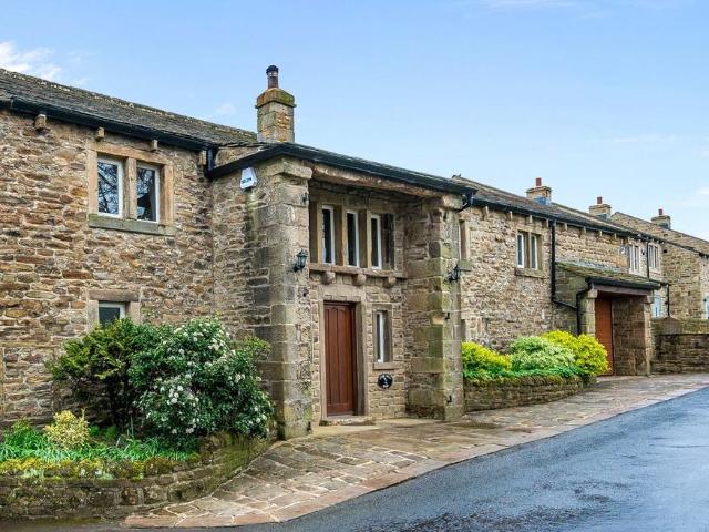 7 bedroom link detached house for sale