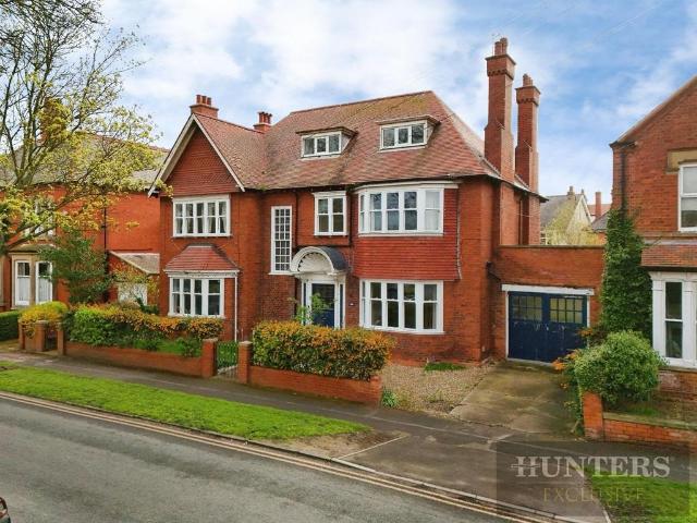 7 bedroom link detached house for sale