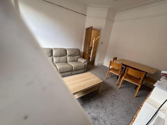 7 bedroom maisonette to rent