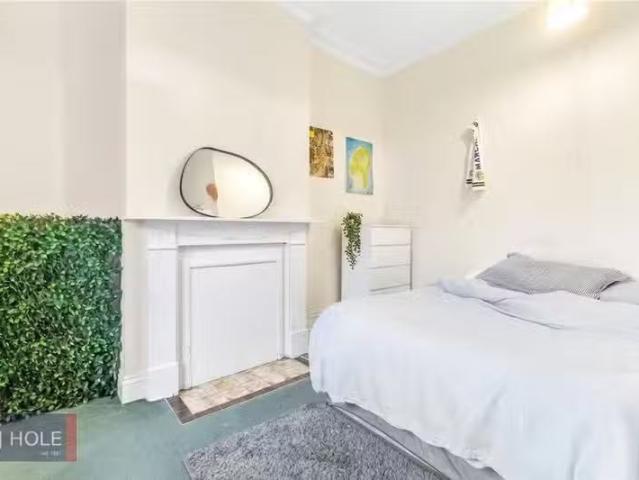 7 bedroom maisonette for rent in Redland Court Road, Redland.