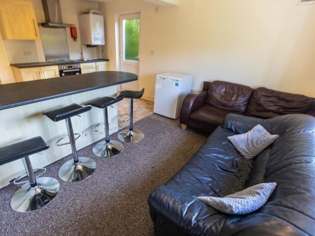 7 bedroom semi detached house to rent